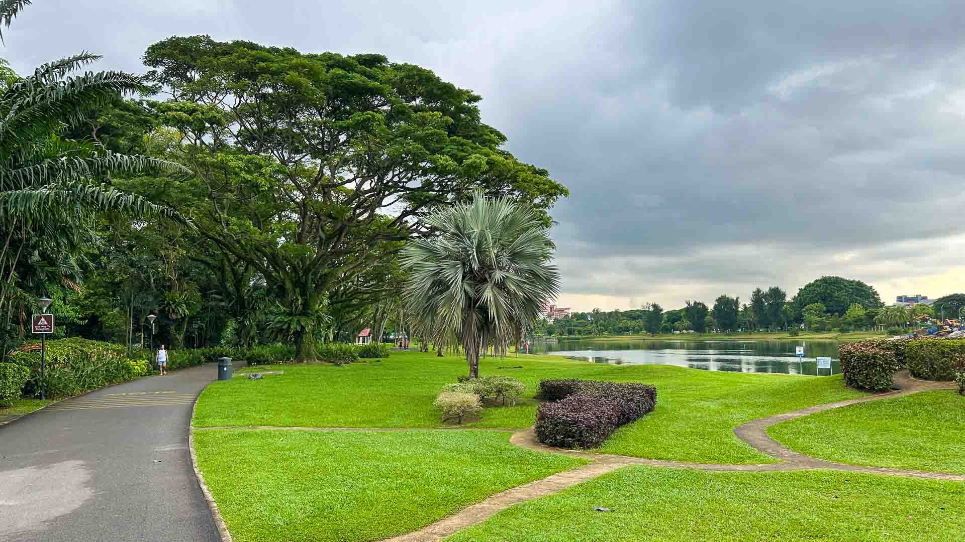 Marina Bay cycling loop + Singapore city highlights: Includes GPX